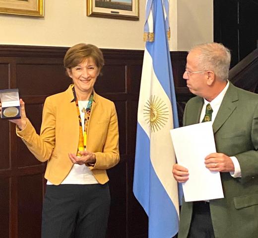 Embajada en Serbia | Reconocimiento a Mira Radovic de Jovanovic